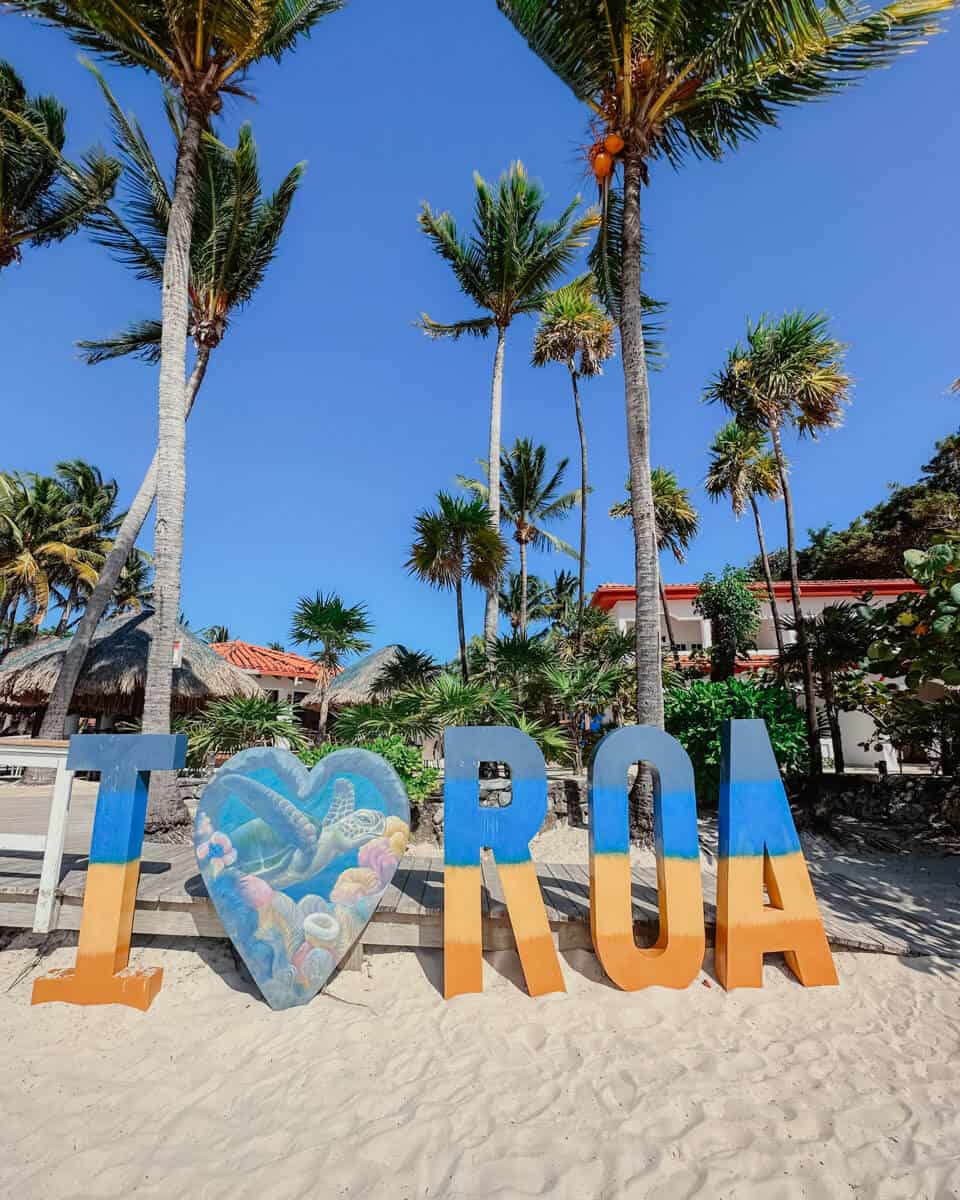 18 Things to Do in Roatan (+ Unethical Things NOT to Do)